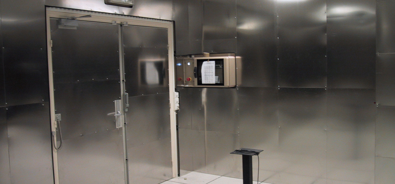 Magnetische Abschirmung von abgeschirmten Räumen oder Kabinen